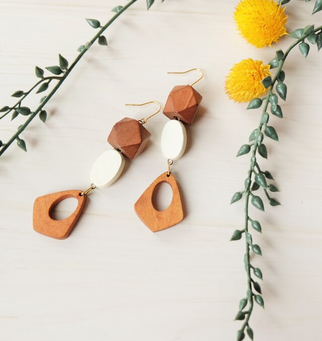 G122 軽さに驚き ウッドで大振りピアス キャメル（イヤリング他） | copper pot | ハンドメイド通販 iichi（いいち）