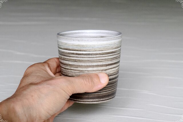 白と黒のフリーカップ iFw-002 | iichi 日々の暮らしを心地よくするハンドメイドやアンティークのマーケットプレイス