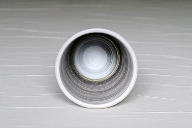 白と黒のフリーカップ iFw-002 | iichi 日々の暮らしを心地よくするハンドメイドやアンティークのマーケットプレイス