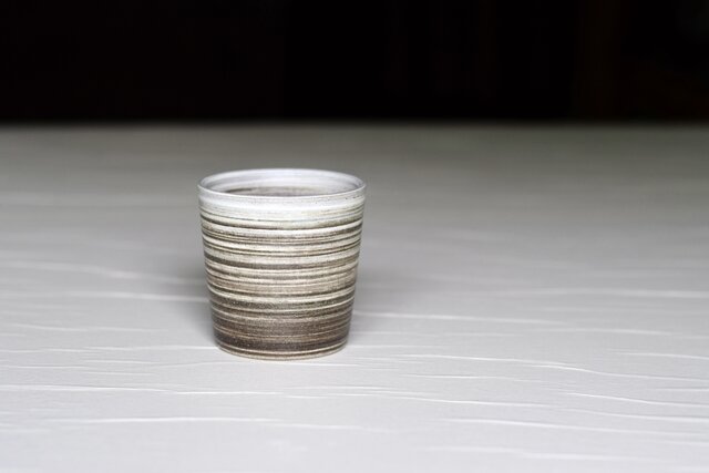 白と黒のフリーカップ iFw-002 | iichi 日々の暮らしを心地よくするハンドメイドやアンティークのマーケットプレイス