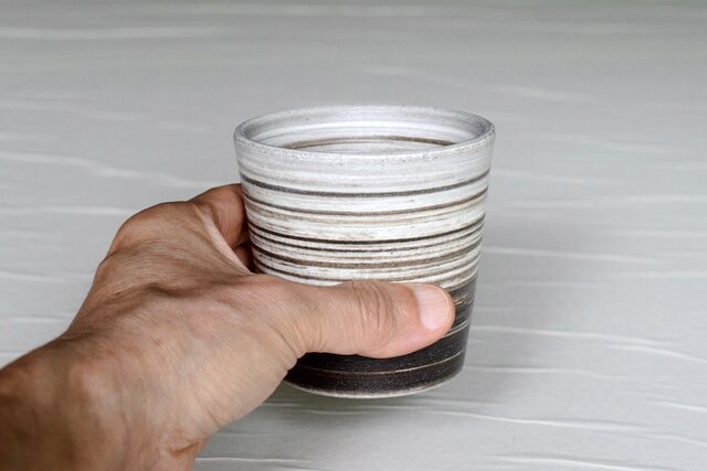 白と黒のフリーカップ iFw-003 | iichi 日々の暮らしを心地よくするハンドメイドやアンティークのマーケットプレイス