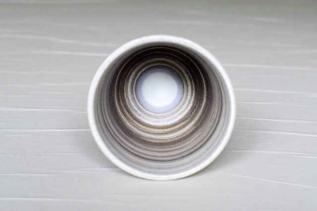 白と黒のフリーカップ iFw-003 | iichi 日々の暮らしを心地よくするハンドメイドやアンティークのマーケットプレイス