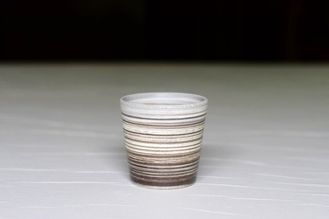 白と黒のフリーカップ iFw-003 | iichi 日々の暮らしを心地よくするハンドメイドやアンティークのマーケットプレイス