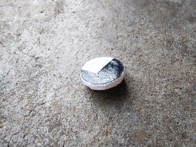 monotone badge | iichi ハンドメイド・アンティーク・食品・ギフト・手作り