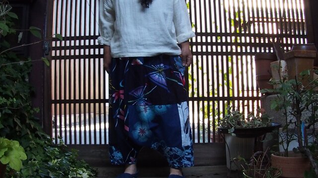 ゆかたリメイク☆可愛い楽しい浴衣パッチのサルエルパンツおとな女子にもOkです | iichi 日々の暮らしを心地よくするハンドメイドやアンティークのマーケットプレイス