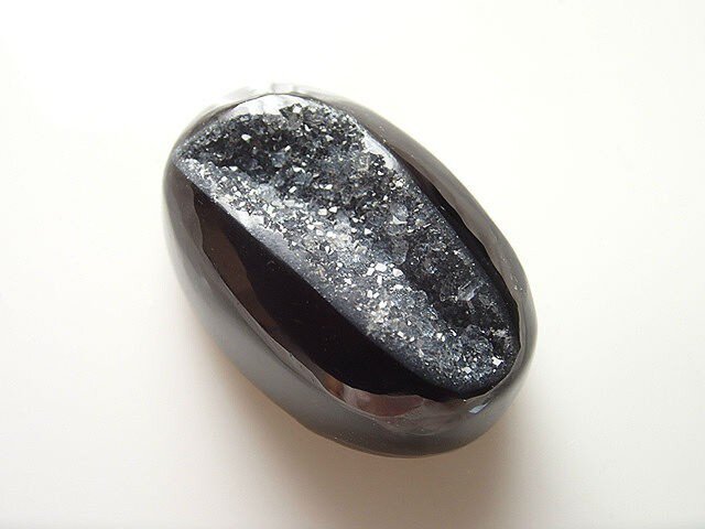 ブラックオニキスアゲート ドゥルージー 32mm ルース | iichi 日々の暮らしを心地よくするハンドメイドやアンティークのマーケットプレイス