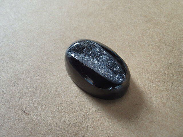 ブラックオニキスアゲート ドゥルージー 32mm ルース | iichi 日々の暮らしを心地よくするハンドメイドやアンティークのマーケットプレイス