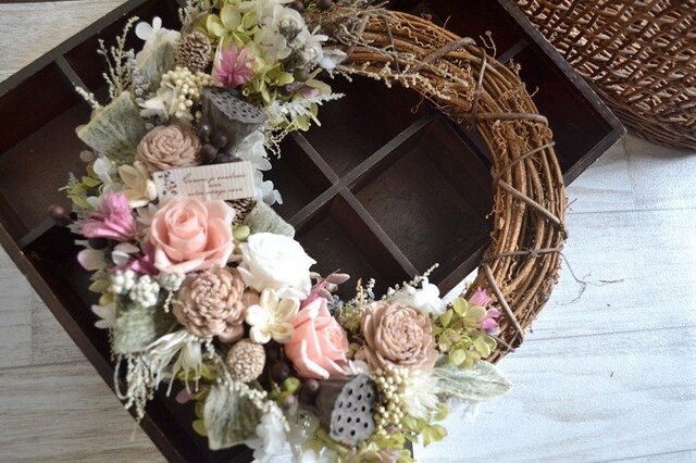 ニュアンスピンクのハーフwreath | iichi 日々の暮らしを心地よくするハンドメイドやアンティークのマーケットプレイス
