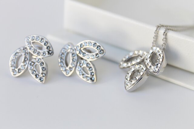 【受注制作】HW・リリークラスター風ネックレス&ピアス | iichi ハンドメイド・クラフト作品・手仕事品の通販