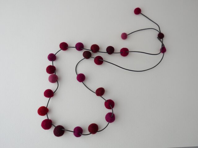 Single loop_L balls Grapes | iichi 日々の暮らしを心地よくするハンドメイドやアンティークのマーケットプレイス