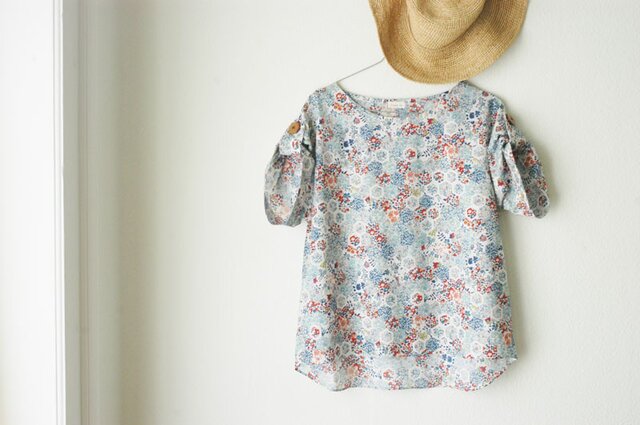 Liberty: Patchwork stories ゆったりロールアップブラウス | iichi ハンドメイド・クラフト作品・手仕事品の通販