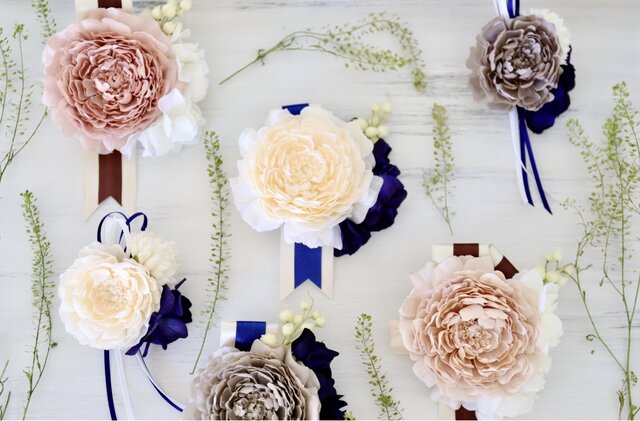 アンティークグレーのラナンキュラスとネイビーアジサイのリボンコサージュS #419 | iichi ハンドメイド・クラフト作品・手仕事品の通販