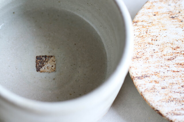 土模様のハコ（白釉）(Mサイズ) | iichi ハンドメイド・クラフト作品・手仕事品の通販