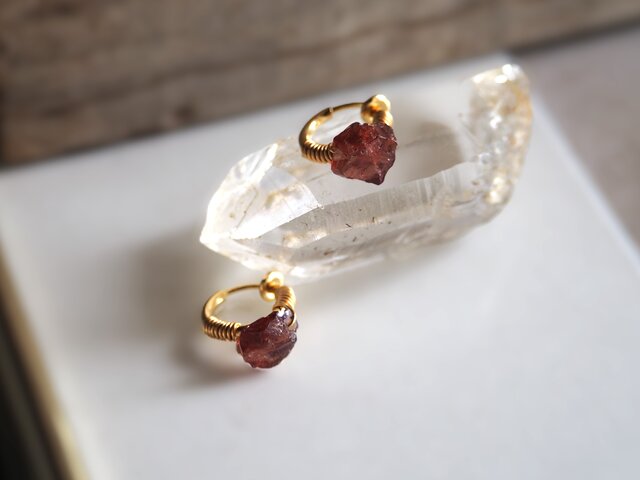 ガーネットラフロックイヤリング フープ Garnet | iichi 日々の暮らしを心地よくするハンドメイドやアンティークのマーケットプレイス