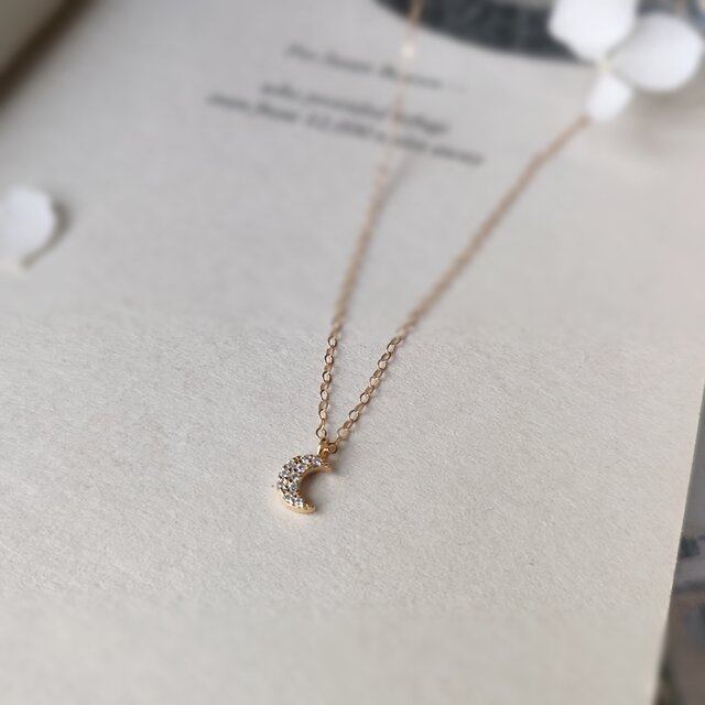 Tiny クレッセントムーンネックレス 14kgf キュービックジルコニア | iichi ハンドメイド・クラフト作品・手仕事品の通販
