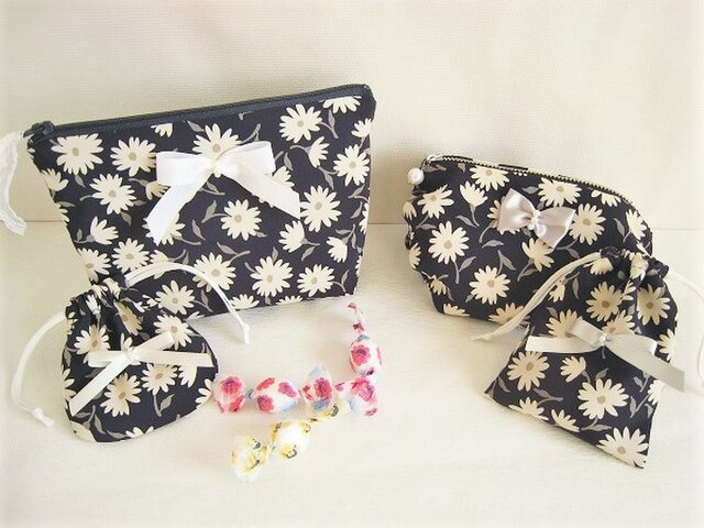 可愛い白リボンを付けた花柄ミニ巾着袋（紺） | iichi 日々の暮らしを心地よくするハンドメイドやアンティークのマーケットプレイス