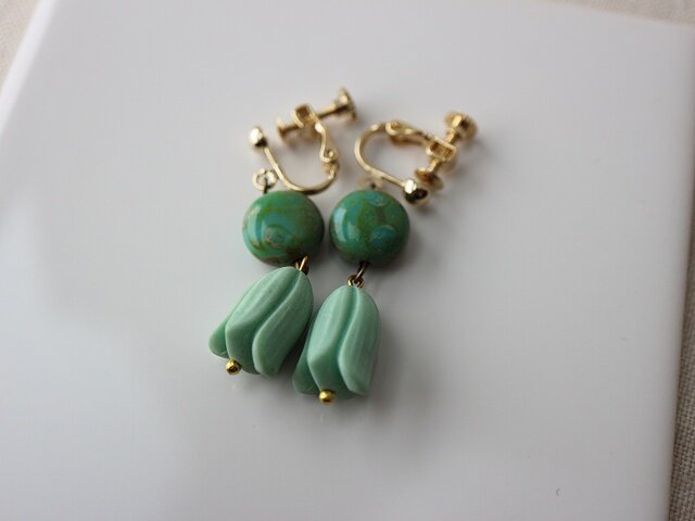 ヴィンテージチューリップ＊若草色＊チェコビーズ＊フラワーイヤリング＊no.254 | iichi ハンドメイド・クラフト作品・手仕事品の通販