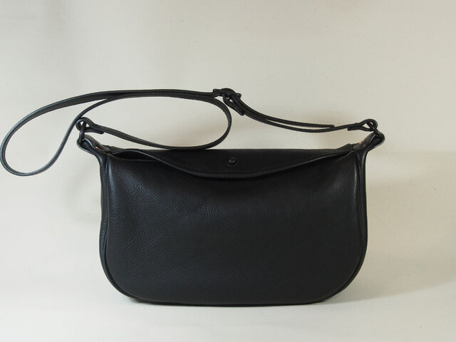flap shoulder bag nero - フラップショルダーバッグ（ネロ） | iichi 日々の暮らしを心地よくするハンドメイドやアンティークのマーケットプレイス