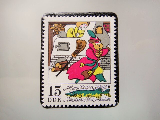 ドイツ 童話 チョウザメ物語 切手ブローチ 5134 | iichi 日々の暮らしを心地よくするハンドメイドやアンティークのマーケットプレイス