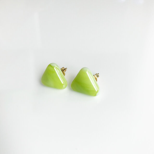 Pierce yellow green triangle | 1/one | ハンドメイド通販 iichi（いいち）