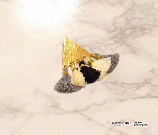 Big triangle fringe pierce black（片耳販売） | iichi ハンドメイド・クラフト作品・手仕事品の通販