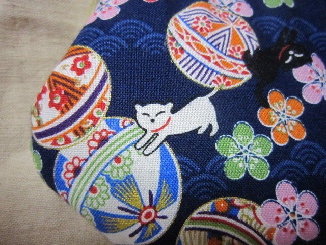 手毬遊び猫 がま口～（持手付）ポーチにも | iichi 日々の暮らしを心地よくするハンドメイドやアンティークのマーケットプレイス