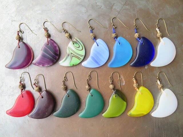 アンティーク icco ウェディングビーズ 緑 ＋ 真鍮 ピアス＆イヤリング 百世 momotose（西） | iichi 日々の暮らしを ...