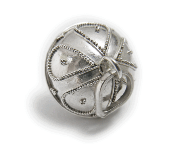 ★送料無料★揺らすと癒しの音色が響くヒーリングペンダント[SILVER925]ガムランボール／ドロップ模様（直径21mm） | iichi 日々の暮らしを心地よくするハンドメイドやアンティーク ...