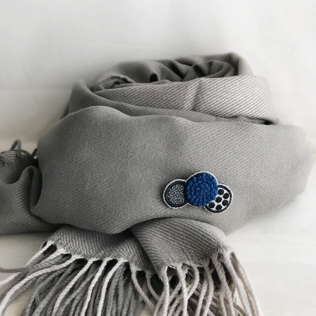 ふわもこ刺繍ドットブローチ（ブルー）【受注制作】 | iichi ハンドメイド・クラフト作品・手仕事品の通販