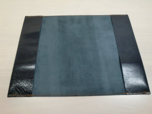 新書サイズ、コミック対応・スムース・ネイビー・ゴートスキン・一枚革のブックカバー・0392 | iichi ハンドメイド・クラフト作品・手仕事品の通販
