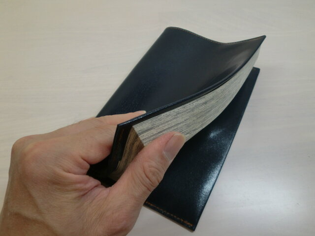 新書サイズ、コミック対応・スムース・ネイビー・ゴートスキン・一枚革のブックカバー・0392 | iichi ハンドメイド・クラフト作品・手仕事品の通販