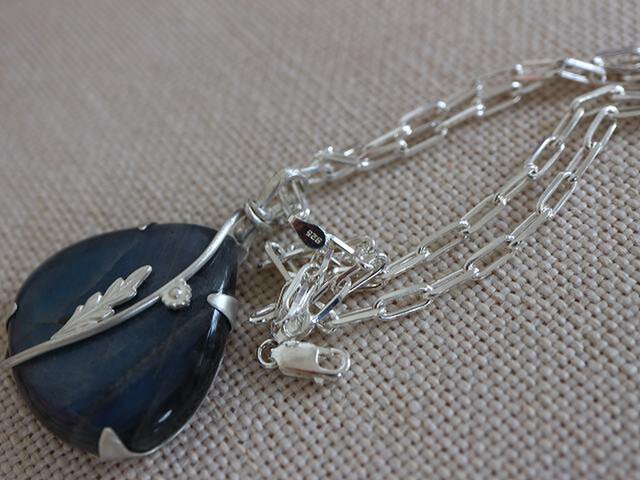 ラブラドライト＊大粒＊シルバーボタニカルペンダント＊no.369 | iichi ハンドメイド・クラフト作品・手仕事品の通販