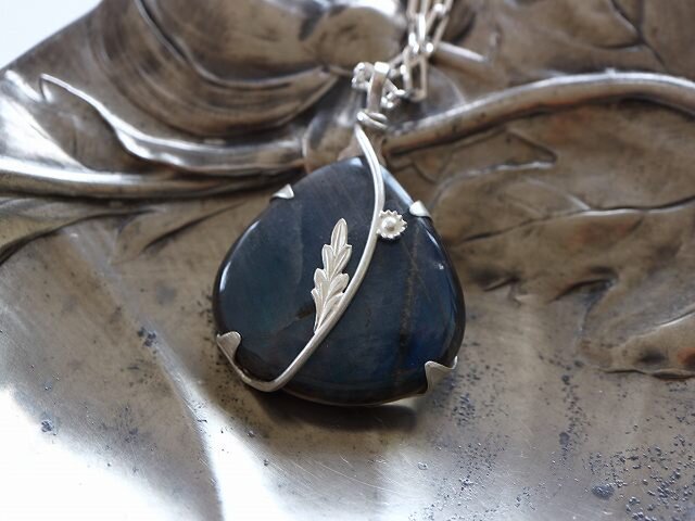 ラブラドライト＊大粒＊シルバーボタニカルペンダント＊no.369 | iichi ハンドメイド・クラフト作品・手仕事品の通販