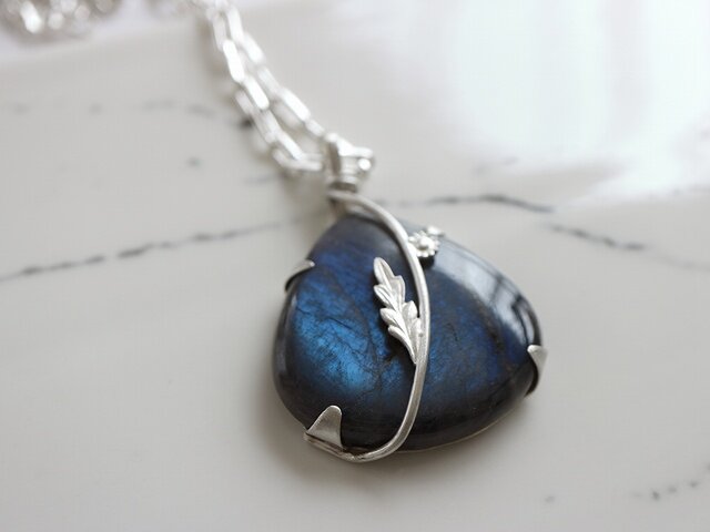 ラブラドライト＊大粒＊シルバーボタニカルペンダント＊no.369 | iichi ハンドメイド・クラフト作品・手仕事品の通販