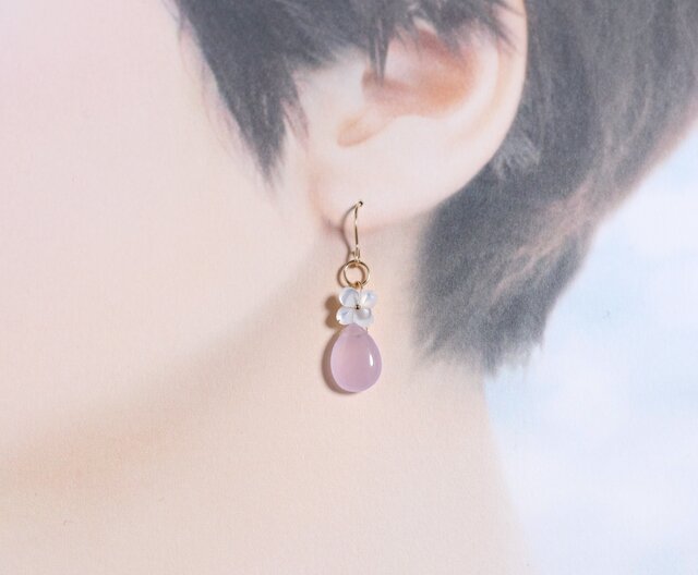 ＊14kgf＊優しいラベンダーカラーのジェイドとフラワー（白蝶貝）のフェミニンピアス＊イヤリングに変更可能 | iichi ハンドメイド・クラフト作品・手仕事品の通販