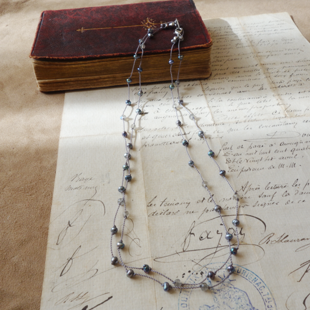 No.305*小さなネイビー淡水真珠のシルクネックレス83cm | iichi ハンドメイド・クラフト作品・手仕事品の通販