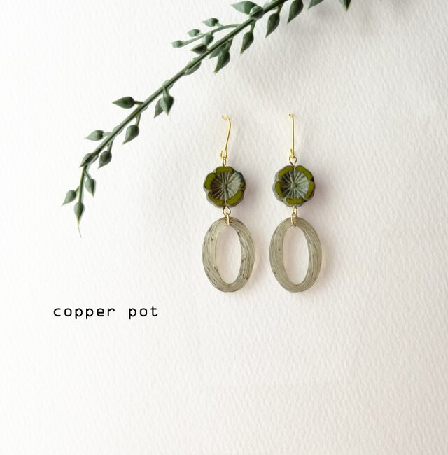 G407【1点のみ】ピスタチオカラーのフラワーピアス（パーツ変更可） | iichi ハンドメイド・クラフト作品・手仕事品の通販