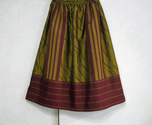 着物リメイク♪銘仙2枚の着物からのモダンなスカート（裏地付き）：丈77cm | iichi ハンドメイド・クラフト作品・手仕事品の通販