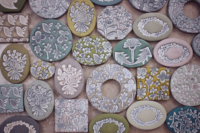 【ご予約済】: : : 陶土の草花ブローチ : : : 239（ヘアゴム変更可） | iichi ハンドメイド・クラフト作品・手仕事品の通販