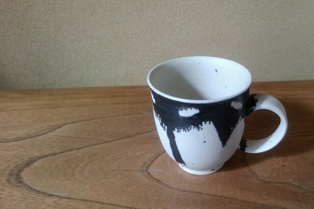 白黒マグカップ(腰丸型) k-030 | iichi ハンドメイド・クラフト作品・手仕事品の通販
