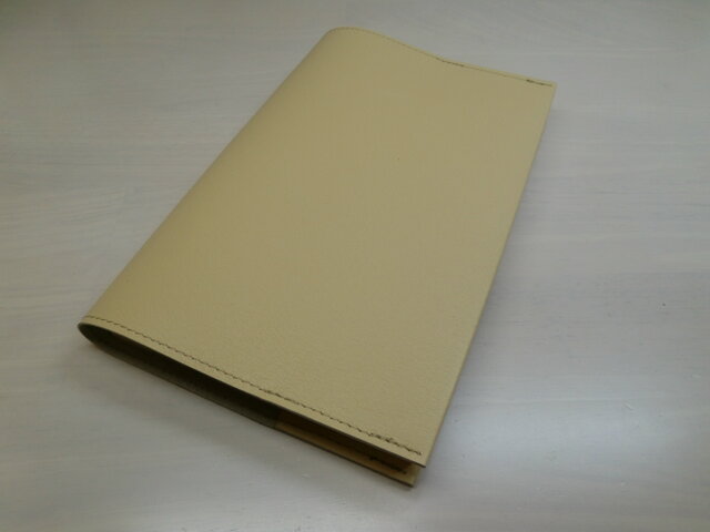 新書サイズ、コミック対応・クリーム・ピッグスキン・一枚革のブックカバー・0427 | iichi ハンドメイド・クラフト作品・手仕事品の通販