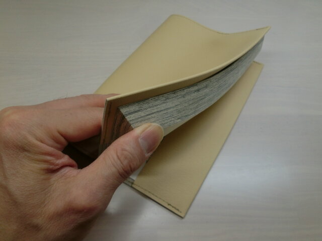 新書サイズ、コミック対応・クリーム・ピッグスキン・一枚革のブックカバー・0427 | iichi ハンドメイド・クラフト作品・手仕事品の通販