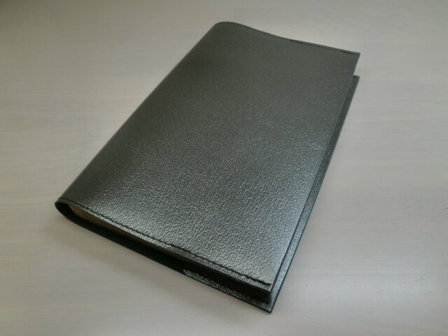 新書サイズ、コミック対応・ガンメタリック・ピッグスキン・一枚革のブックカバー・0428 | iichi ハンドメイド・クラフト作品・手仕事品の通販