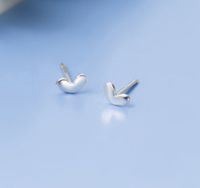 「受注制作」小さなハートのピアス シルバー SILVER925 かわいい 華奢 0046 | iichi 日々の暮らしを心地よくするハンドメイドやアンティークのマーケットプレイス