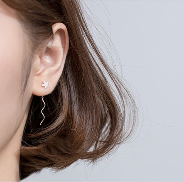 「受注制作」小さな花のピアス シルバー SILVER925 かわいい 華奢 スタイリッシュ 0047 | iichi 日々の暮らしを心地よくするハンドメイドやアンティークのマーケットプレイス