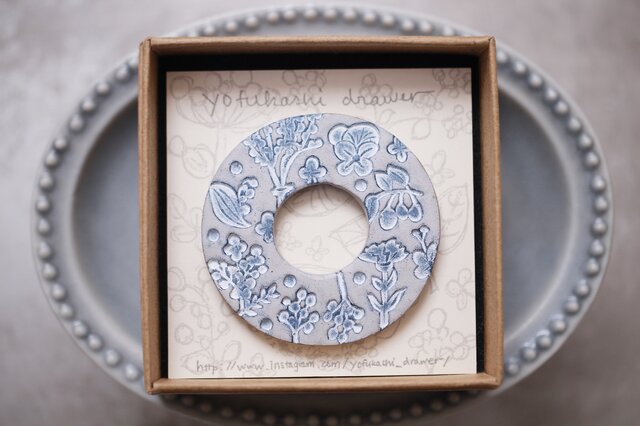 陶土の草花ブローチ : : : 275 | iichi 日々の暮らしを心地よくするハンドメイドやアンティークのマーケットプレイス