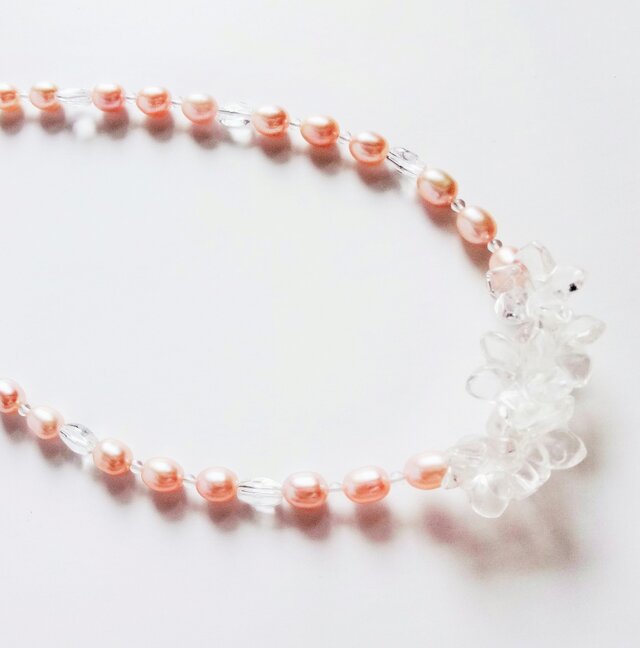 お花の水晶と淡水パールのネックレス Y-0823 | iichi 日々の暮らしを心地よくするハンドメイドやアンティークのマーケットプレイス