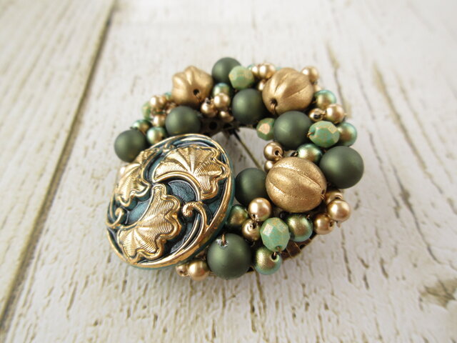 Brooch チェコガラスボタン 葉っぱ（K0899) | iichi 日々の暮らしを心地よくするハンドメイドやアンティークのマーケットプレイス