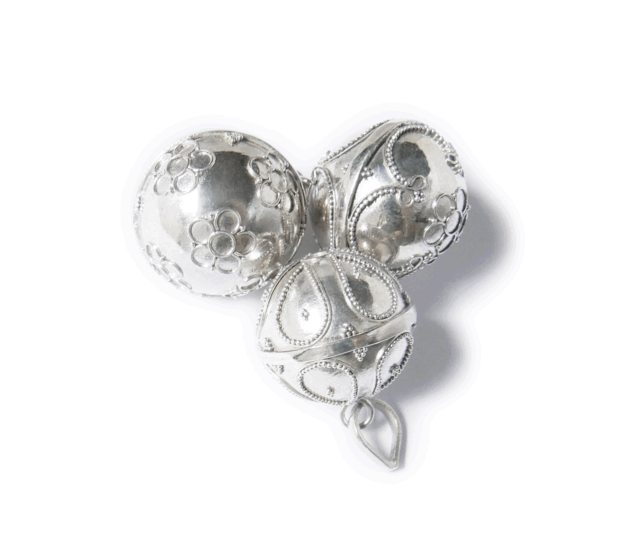 ★送料無料★揺らすと癒しの音色が響くヒーリングペンダント[SILVER925]ガムランボール／お得な3個セット（直径21mm） | iichi 日々の暮らしを心地よくするハンドメイドや ...