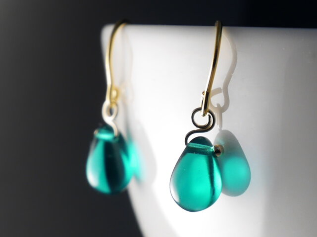チェコガラスのしずくピアス ビリジアンブルー | iichi ハンドメイド・クラフト作品・手仕事品の通販